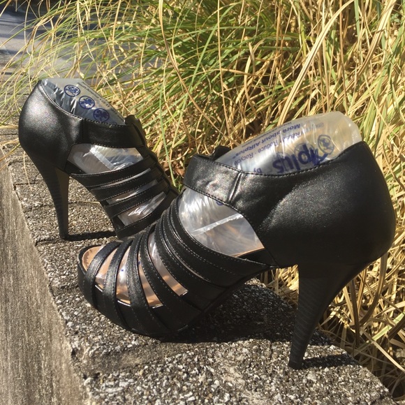 Mixx Shuz | Shoes | Mixx Shuz Black Strappy Open Toe Sandal | Poshmark